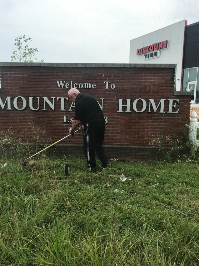 Retired County Judge Hall cleans up Mountain Home welcome signs ...
