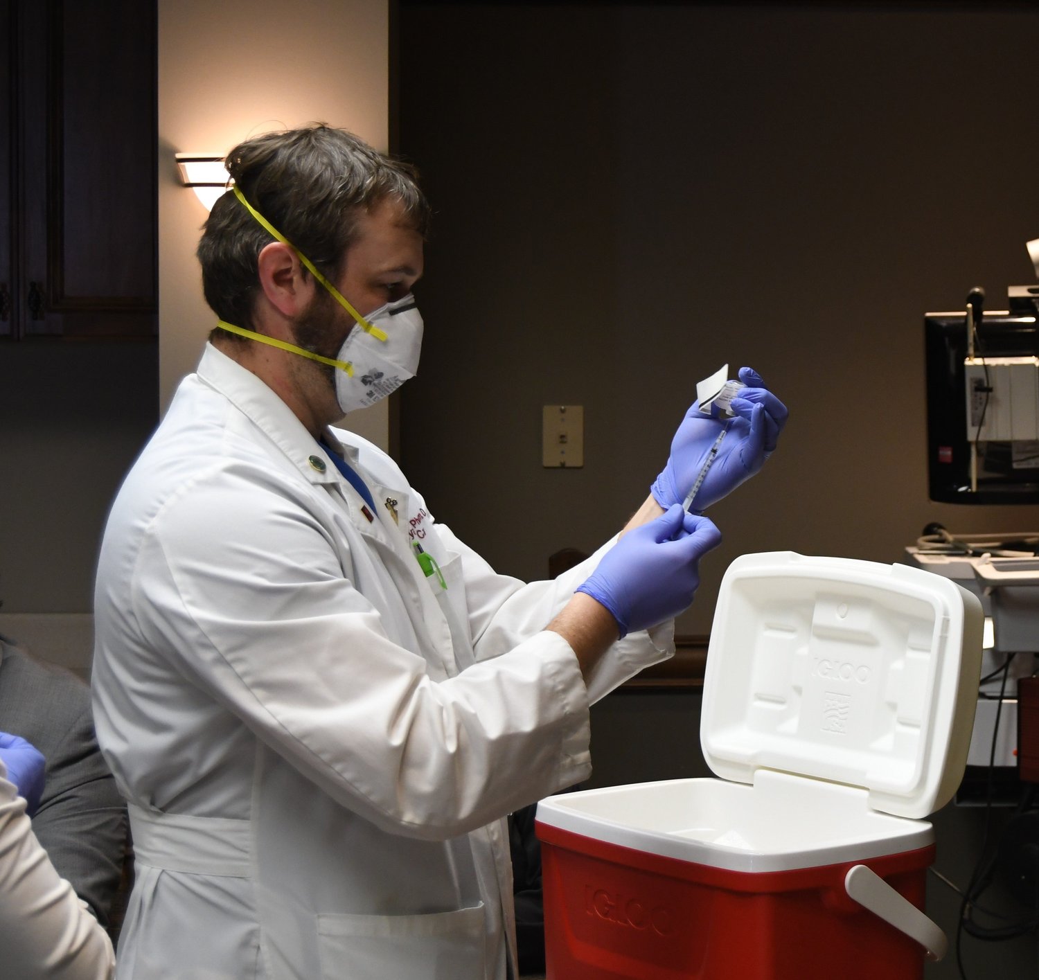 6 Baxter Regional Medical Center employees receive first doses of the ...