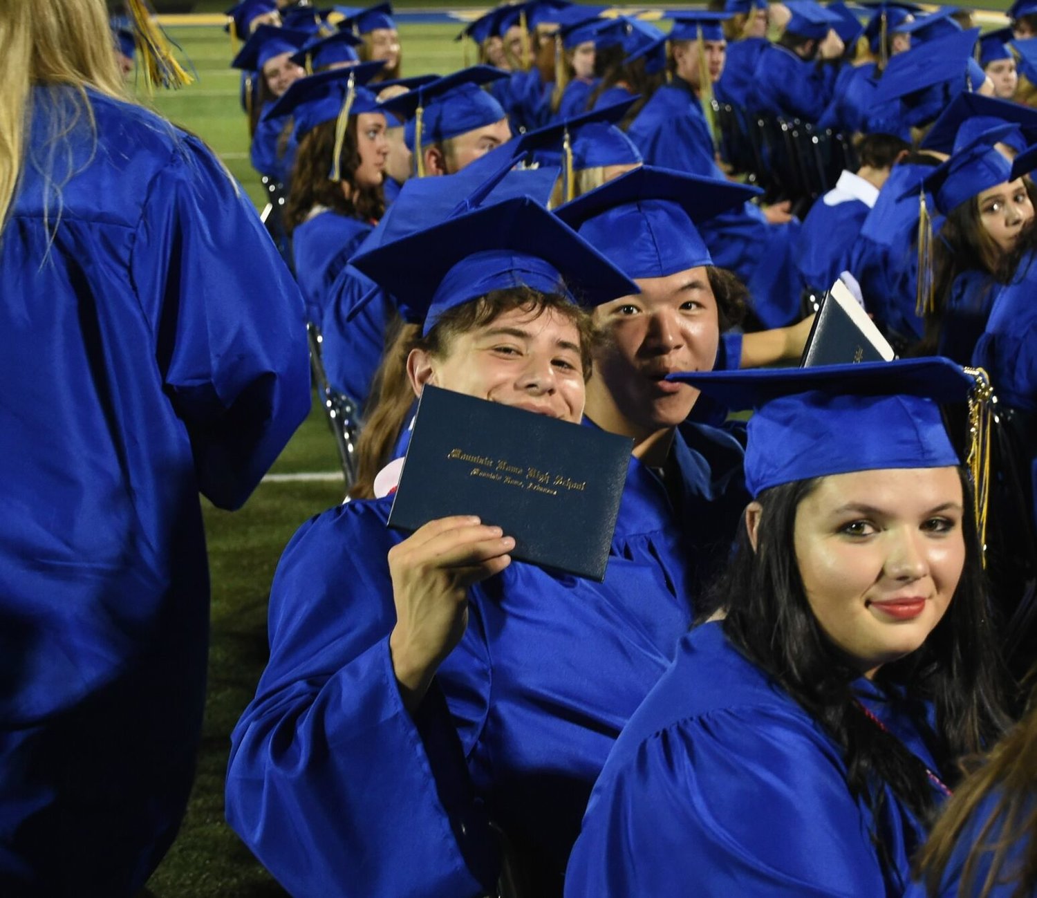 MHHS graduates 315 seniors | Baxter Bulletin