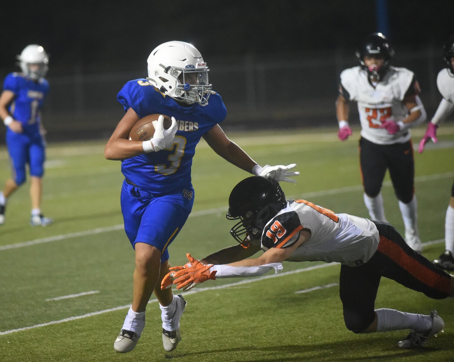 Junior Bombers overcome penalties to win opener | Baxter Bulletin