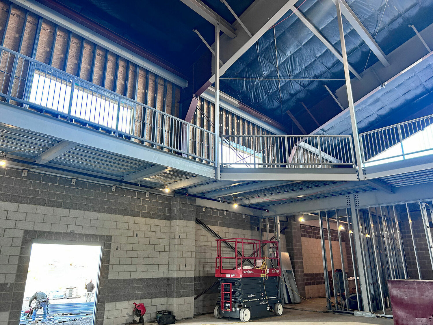 Mayor holds 'topping out' ceremony at Community Center | Baxter Bulletin