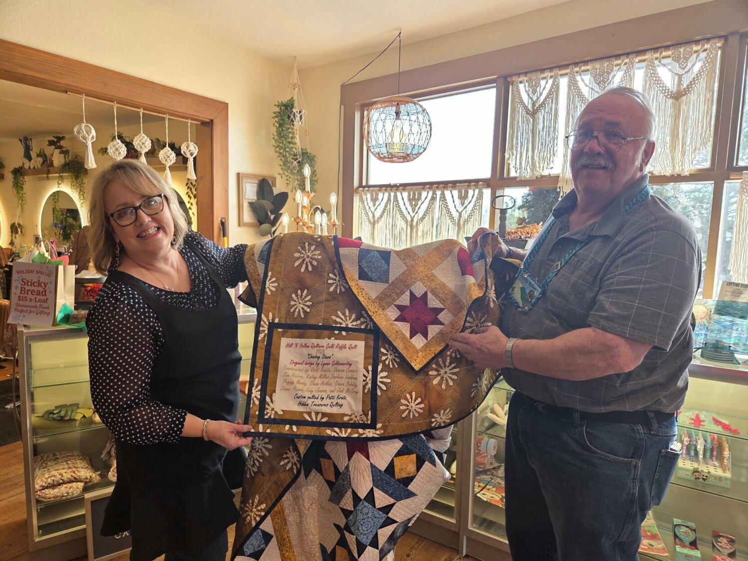 Fox wins quilt guild's fundraising quilt | Baxter Bulletin